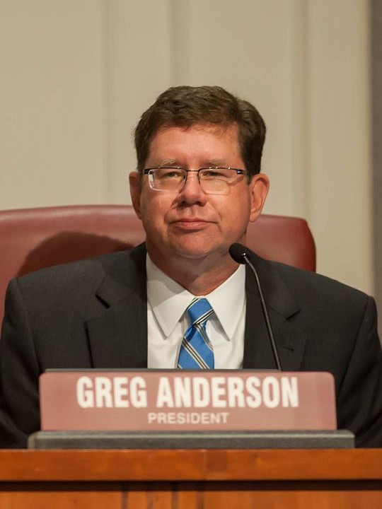 Greg Anderson bans cellphones at City Council meetings; lawsuit filed ...