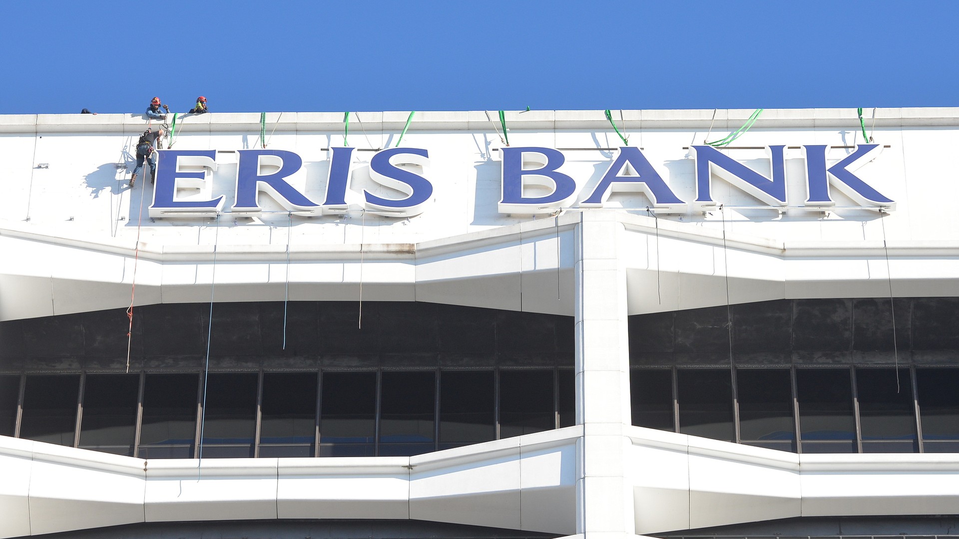 Helicopter lifts new signage as Ameris Bank rebrands at Riverplace ...