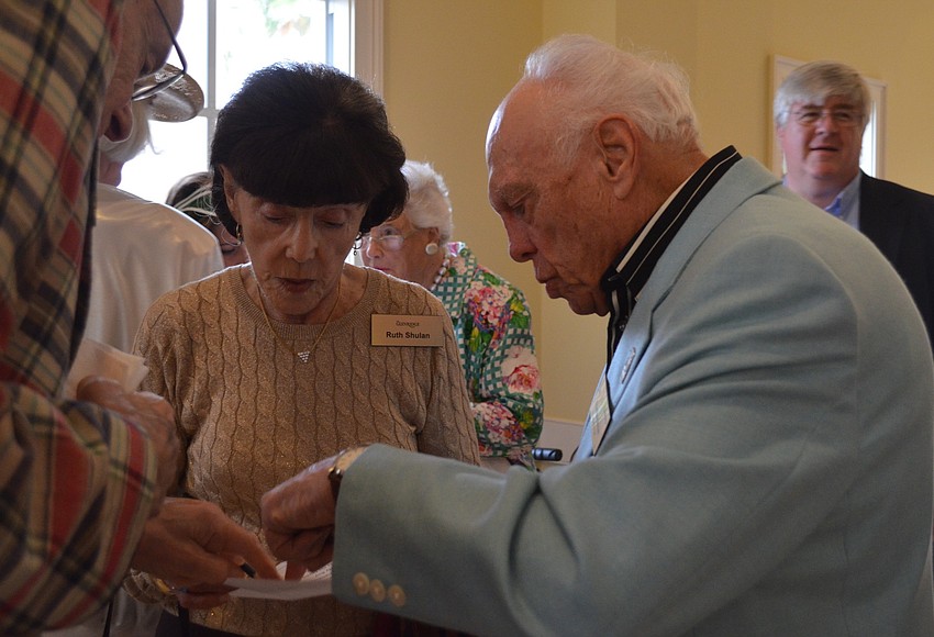 Your Observer | Photo - Alan Hochman helps Ruth Shulan with her bets.