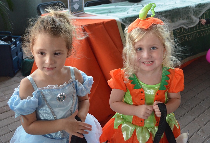 Your Observer | Photo - Abby Smith, 3, and Maicey Bolman, 3