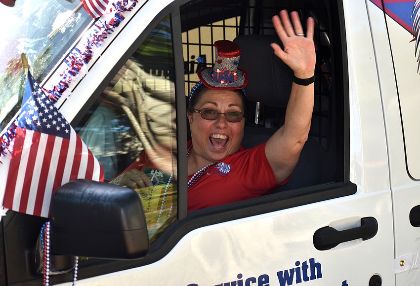 Your Observer | Photo - Debbie Shaffer of Veteran Air waves to the crowd.