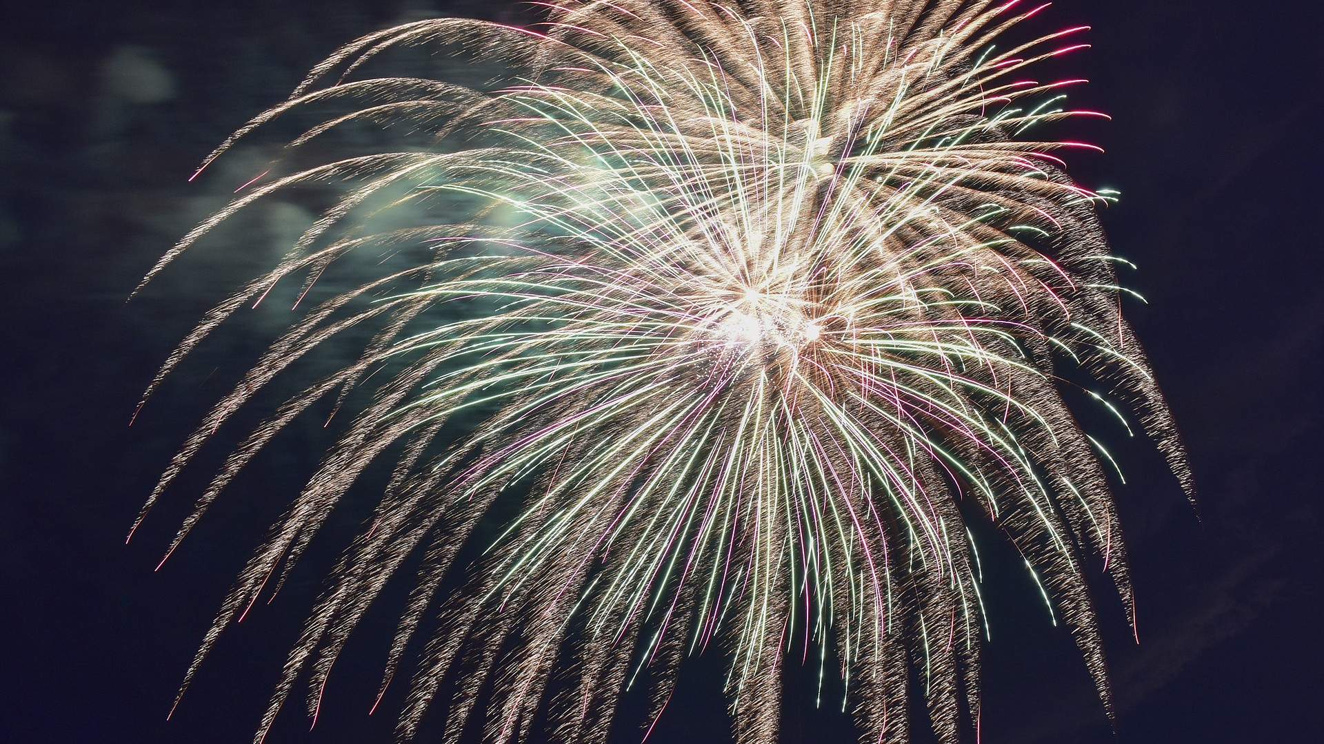 Fireworks dazzle Siesta Key beachgoers | Your Observer