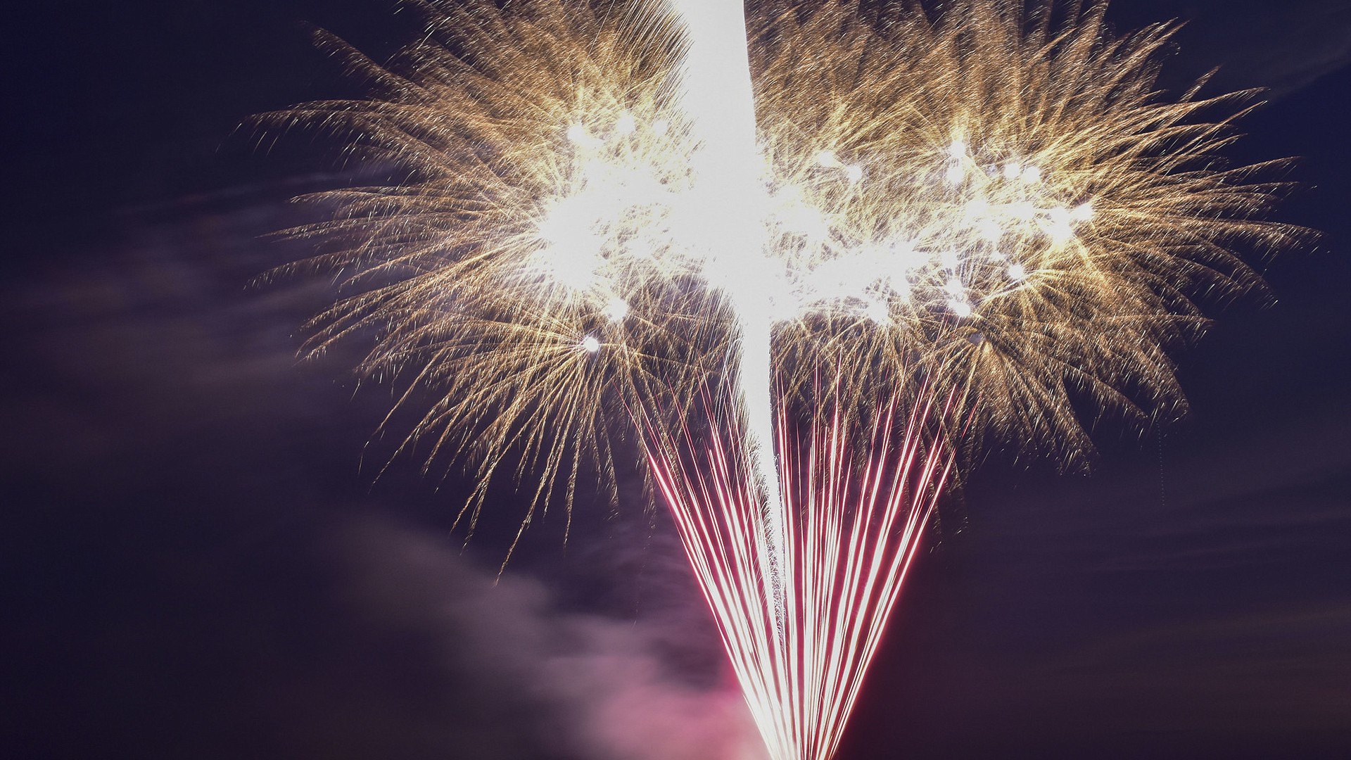 Fireworks dazzle Siesta Key beachgoers | Your Observer