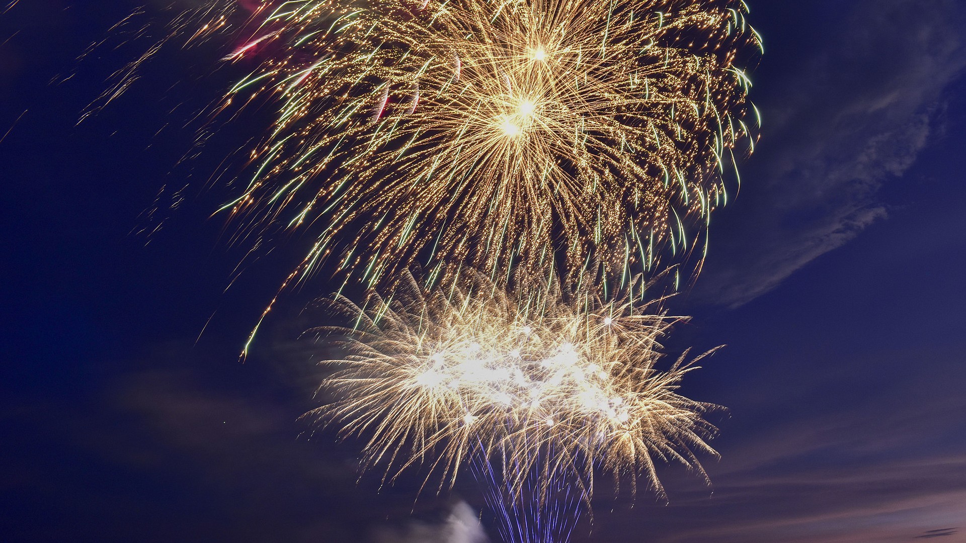 Fireworks dazzle Siesta Key beachgoers | Your Observer