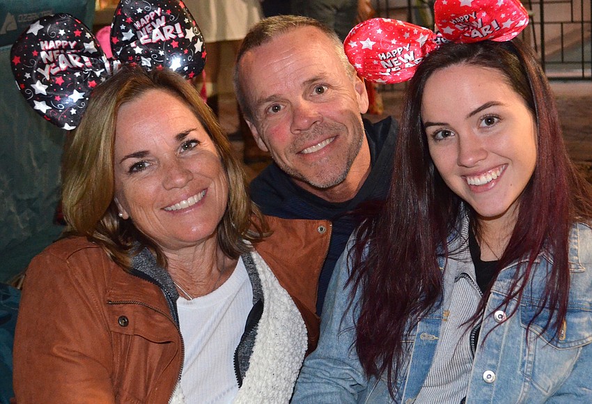 Your Observer | Photo - Kelly, Duane and Abby Dunn enjoyed the scene ...