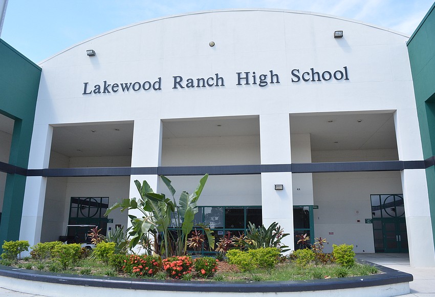 Light shines on Lakewood Ranch-area high school seniors | Your Observer