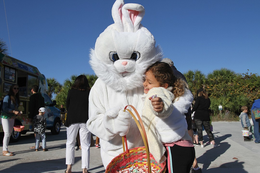 Families search for eggs at annual Siesta Key Easter Egg Hunt | Your ...