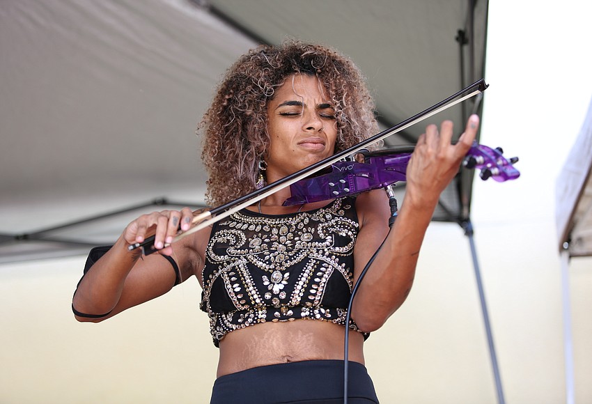 Your Observer | Photo - Luna Muni plays for a crowd.