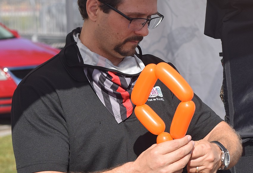Your Observer | Photo - A line of children waiting to get balloon art ...