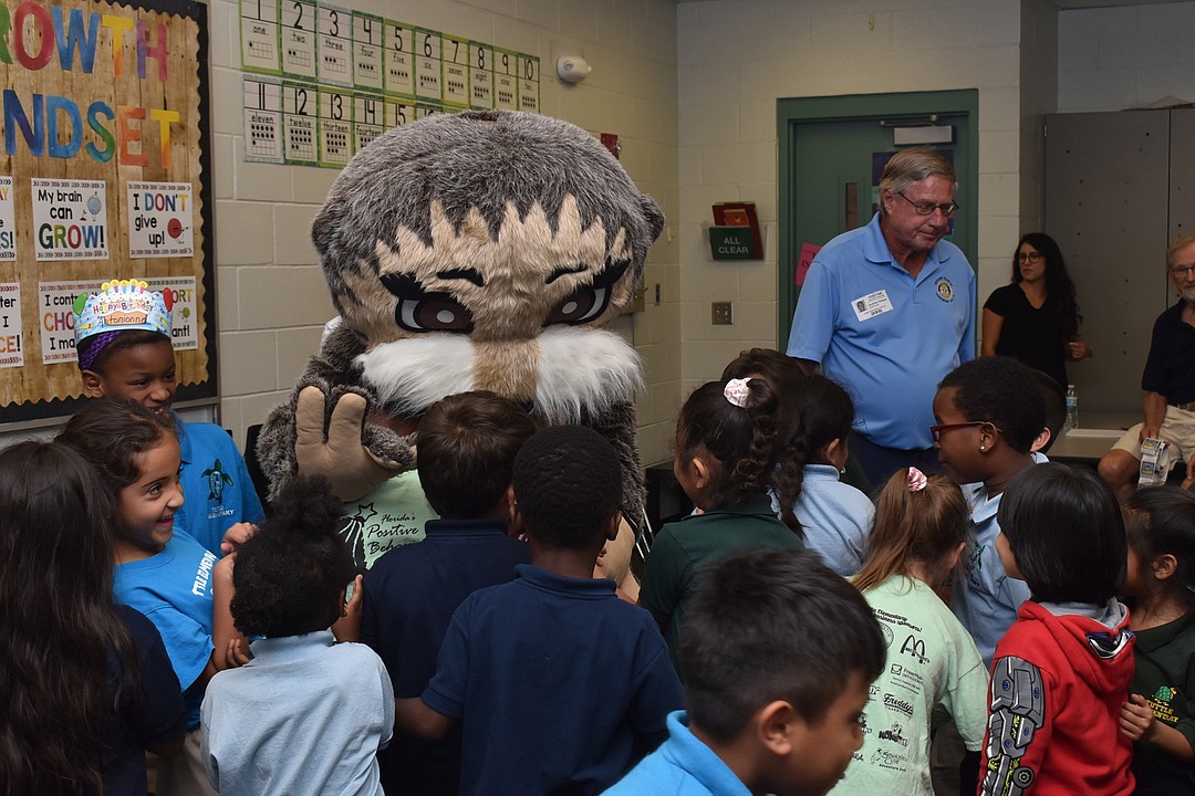 Josh the Otter swims by Tuttle Elementary School | Your Observer