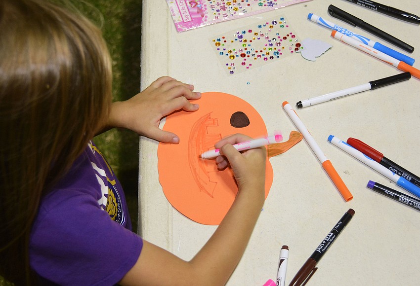 West Orange Times & Observer | Photo - Annabelle Patrick decorates a ...