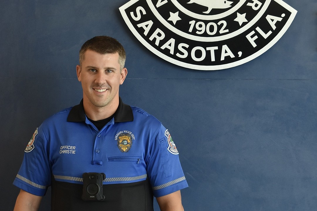 Police officer rescues a mockingbird | Your Observer