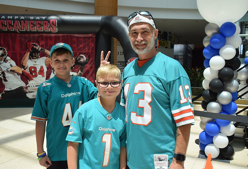 Your Observer | Photo - Venice's Cody Kovacs throws a football around ...