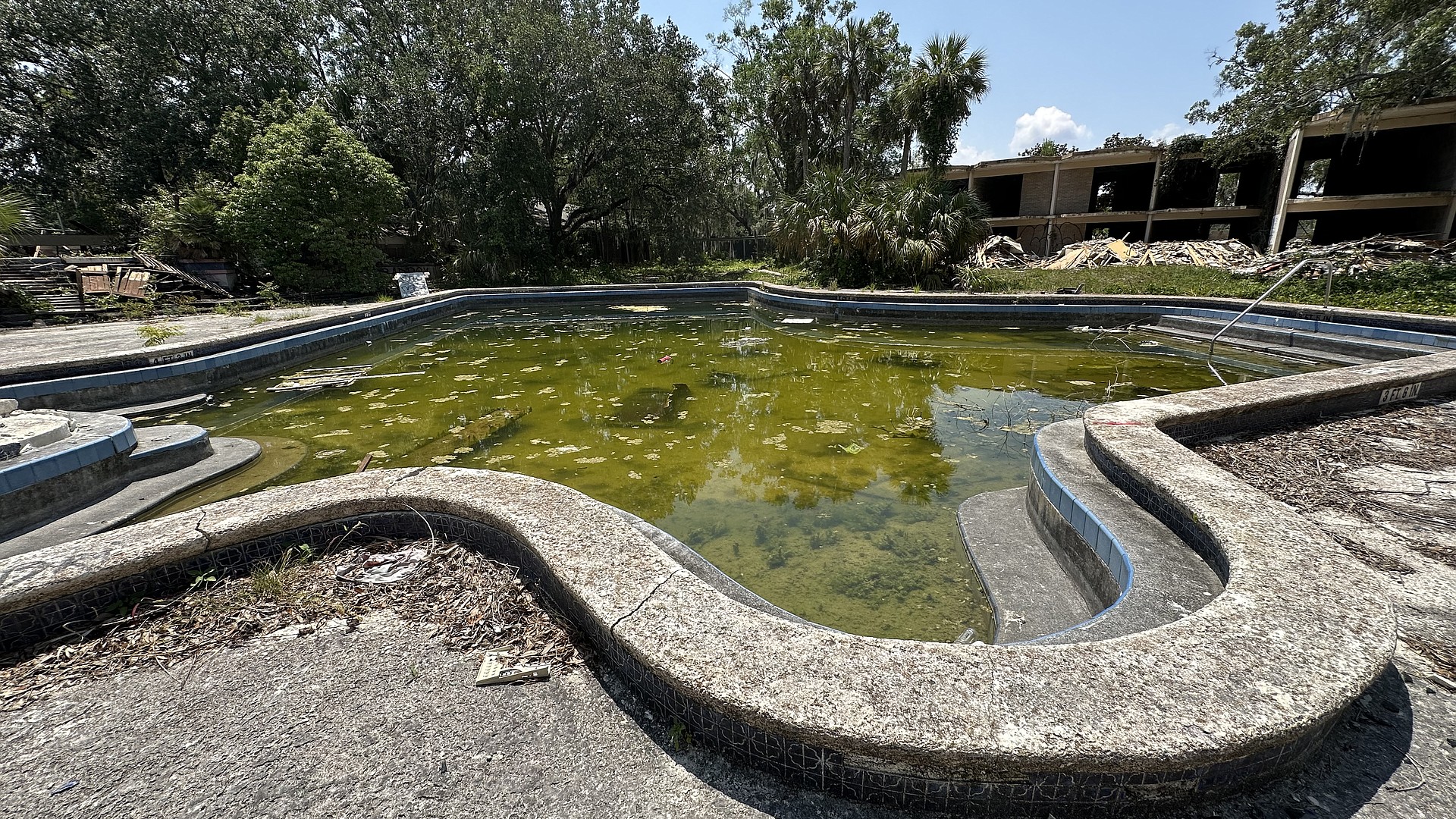 Photo gallery: The demolition of the former Thunderbird Motor Hotel and ...