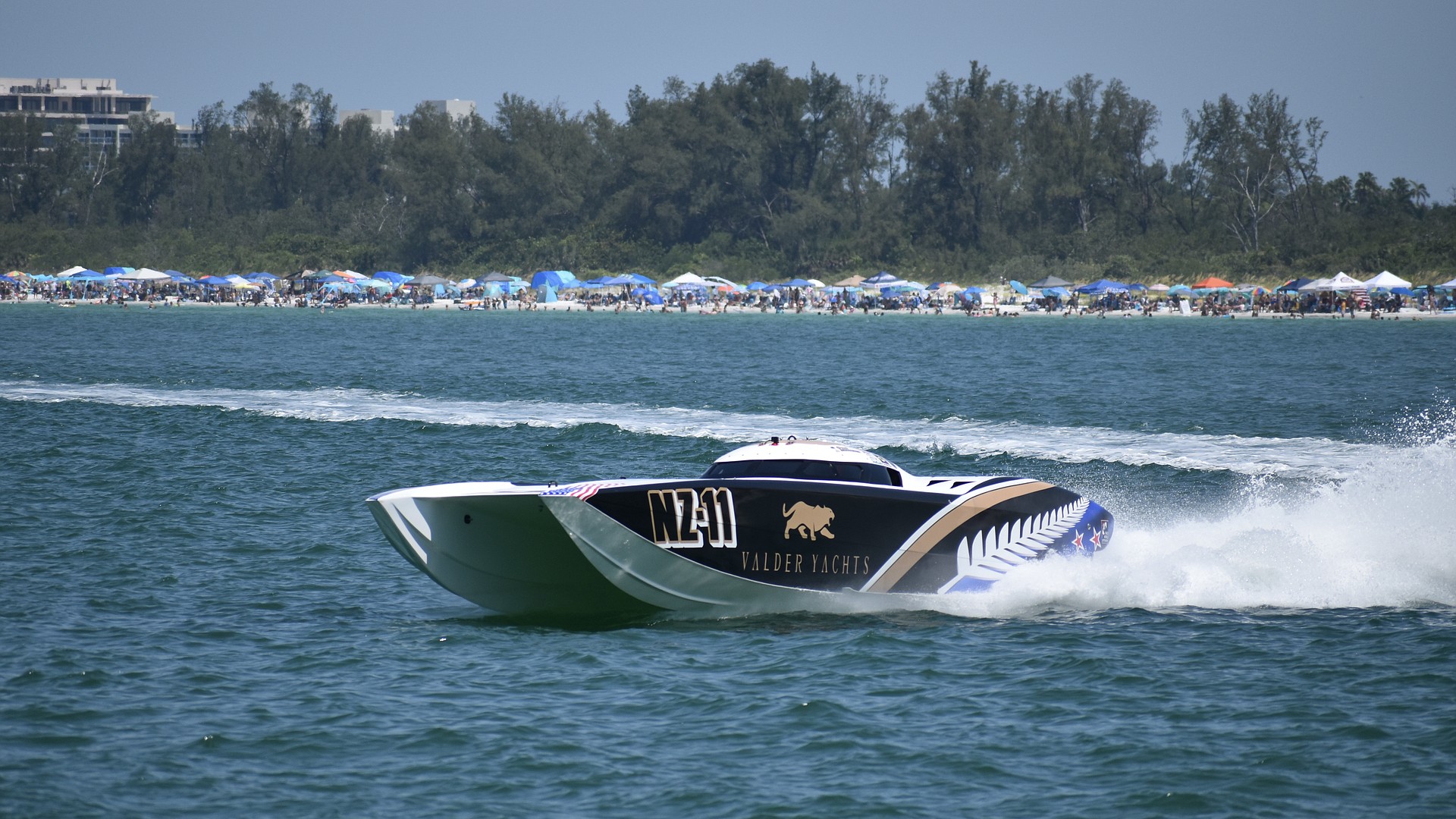 Boat racers power through big waves and summer heat at Grand Prix ...