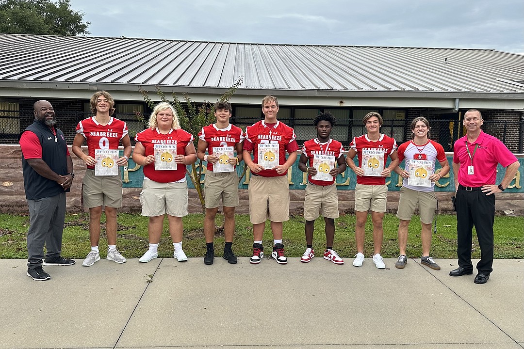 Seabreeze High School football players read books to Pine Trail ...