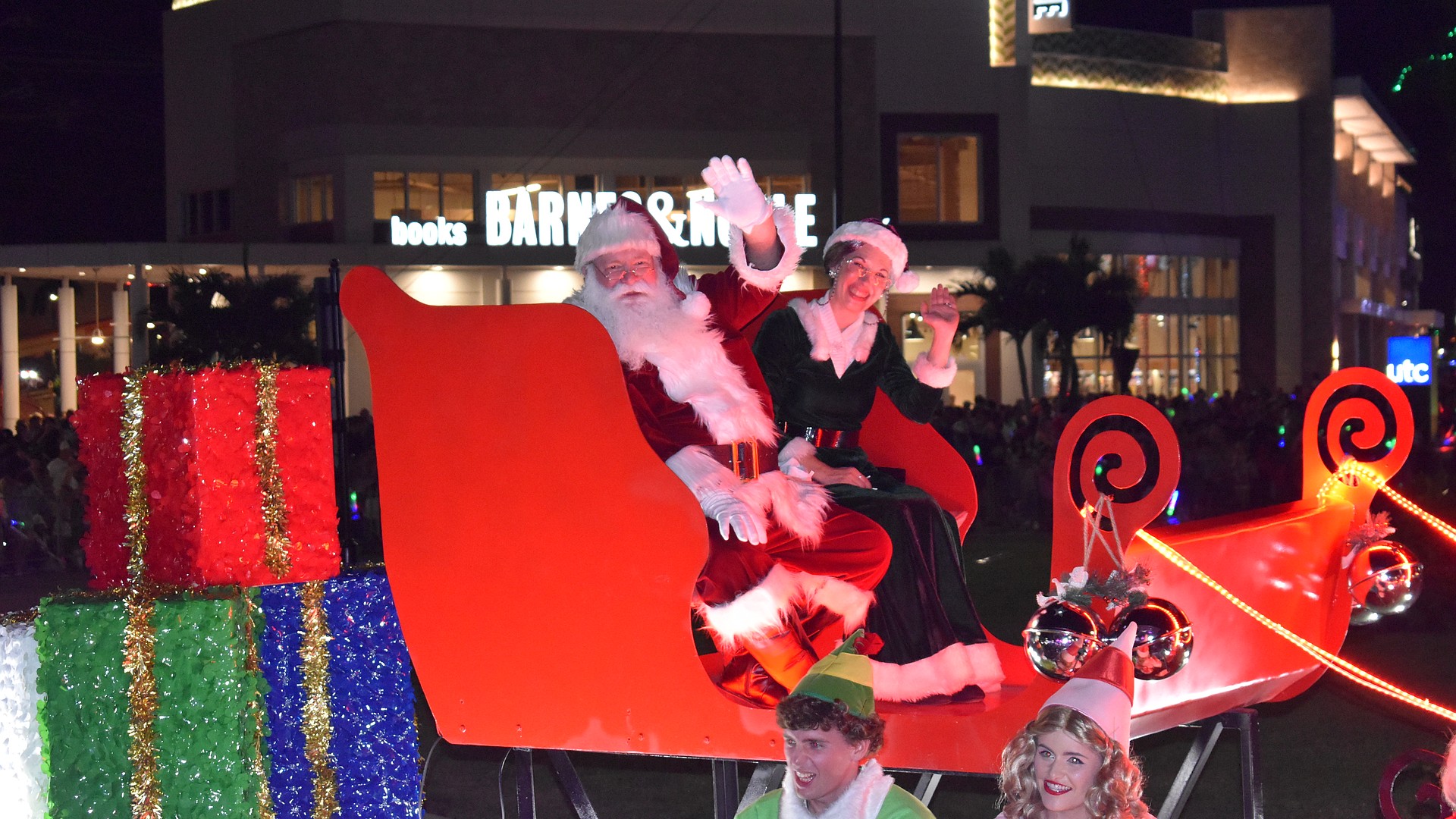 Santa's Grand Arrival Parade thrills thousands in Sarasota | Your Observer