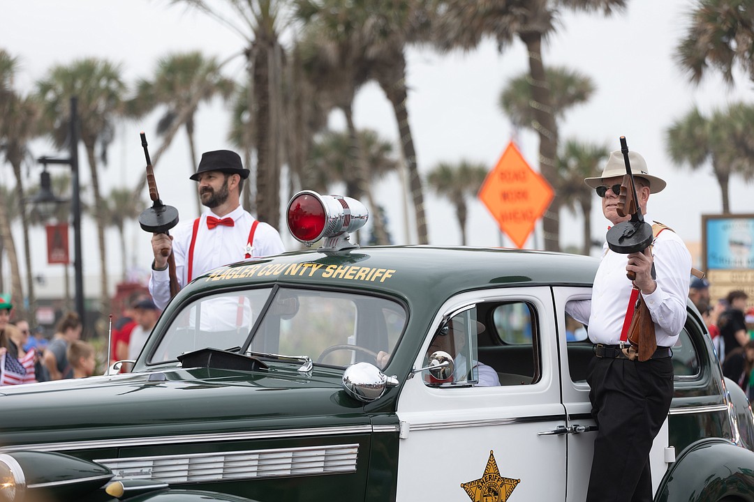 PHOTOS: Holiday at the Beach Parade, skydiving Santa draw crowd to ...