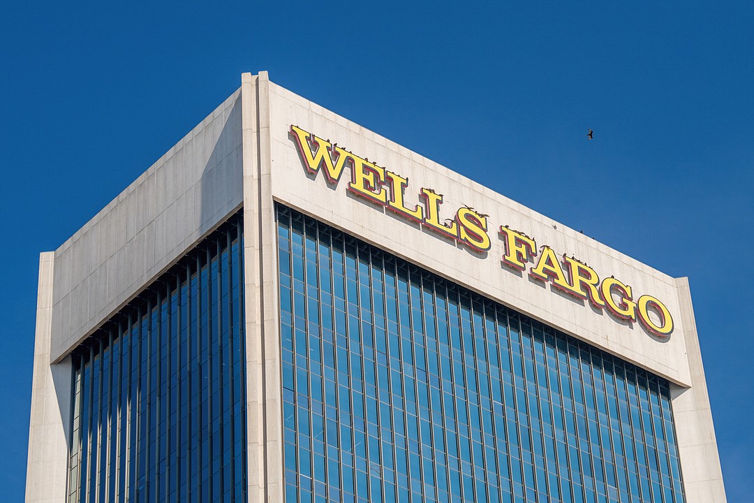 Wells Fargo signage to be removed by helicopter from Downtown high-rise ...