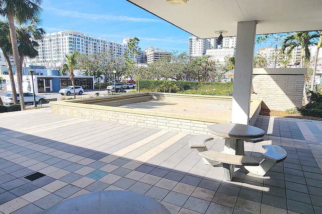 City Hall fountain and courtyard to be fenced | Your Observer