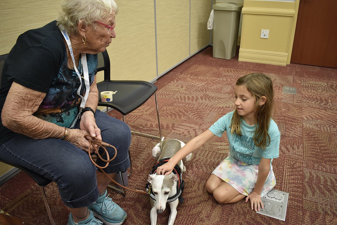 Kids enjoy therapy dogs at Gulf Gate Library | Your Observer